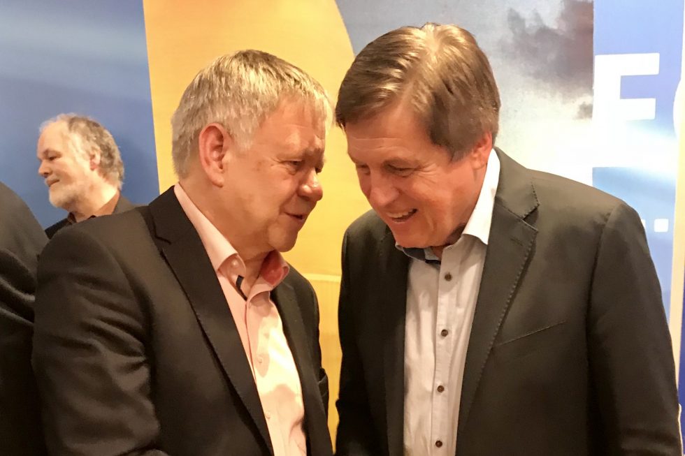 Karl Freller im Gespräch mit Astronaut Prof. Ulrich Walter bei der CSU ...